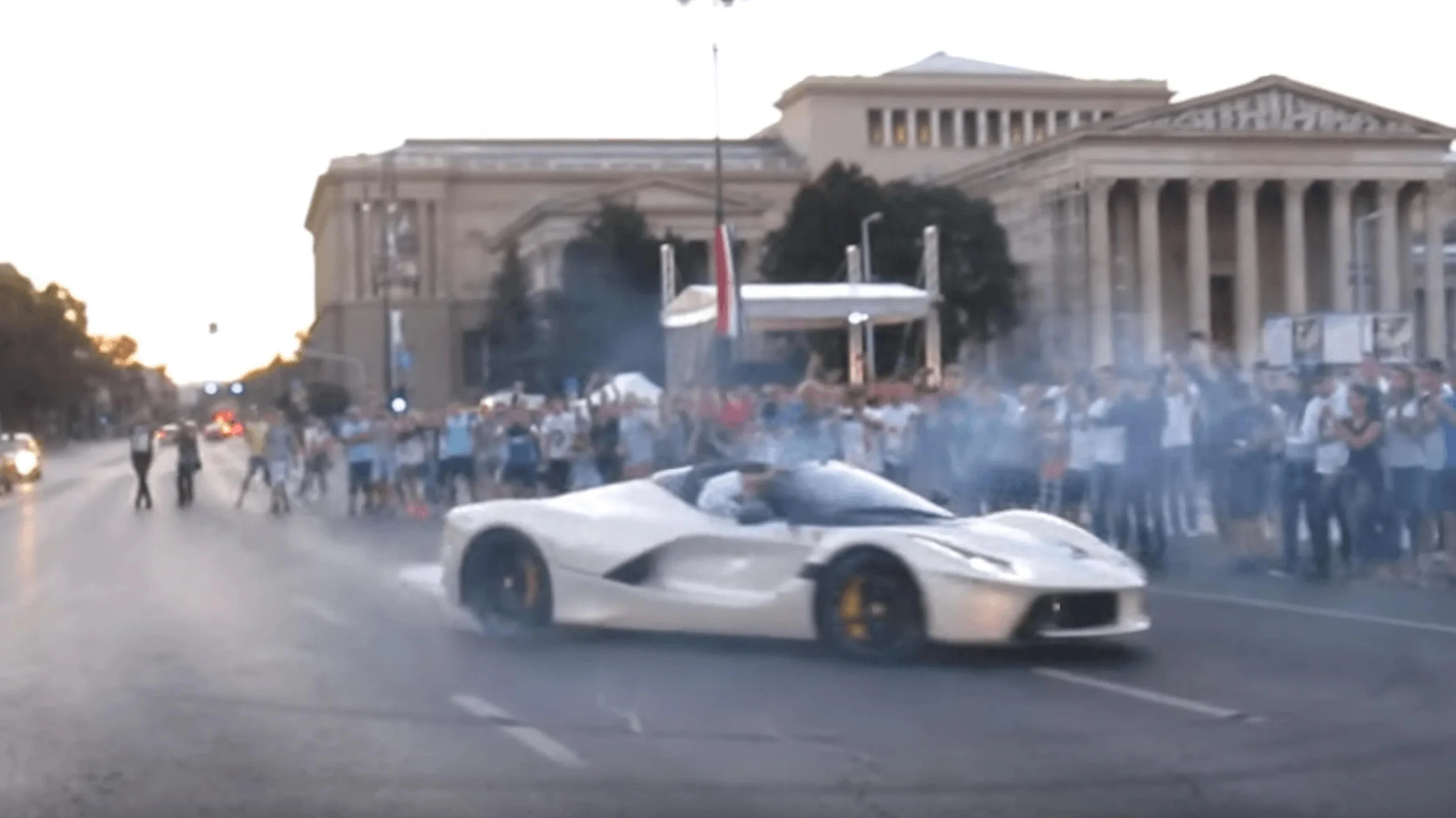 Ferrari Quemando Llanta: La Adrenalina En Acción | Ferrari Club